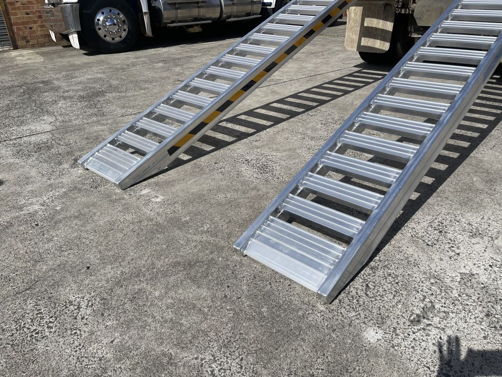 4.2m 3Tonne Heavy Duty Rubber Tyre,Rubber Track Machinery Loading Ramps ...